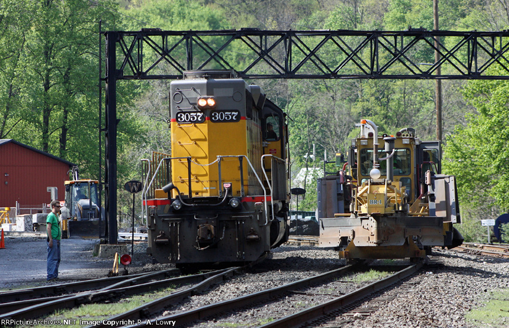 RBMN 3057 and RBMN BR1 Coming Back Into the Yard